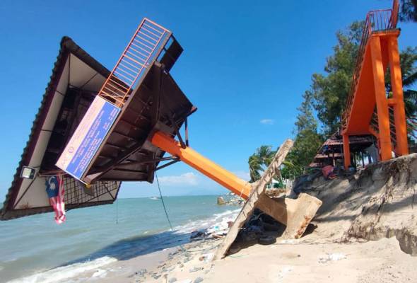 Menara tinjau di Batu Feringghi tumbang akibat hakisan pantai | Astro Awani