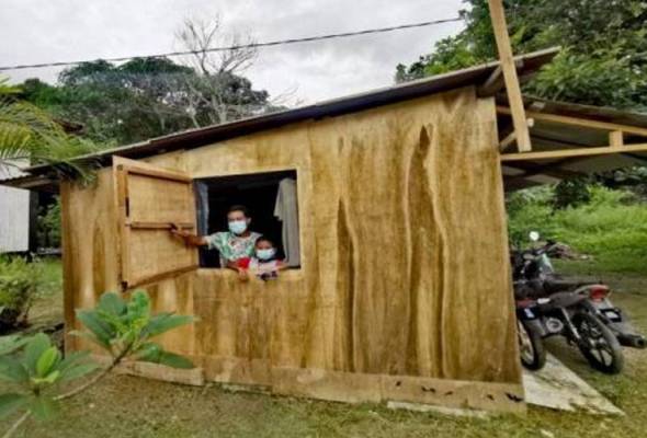 Pondok kecil 'mahligai' dua beranak berteduh | Astro Awani