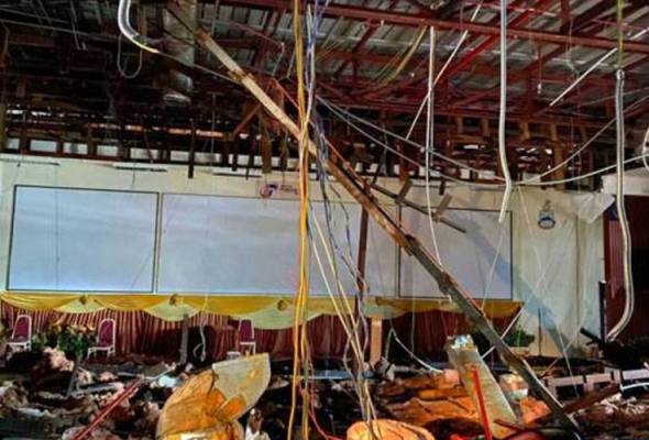 Siling auditorium runtuh, kakitangan kerajaan cemas | Astro Awani