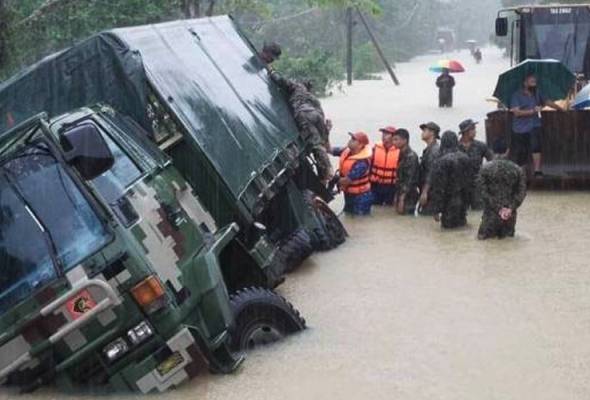 Banjir: Trak tentera jatuh parit berjaya ditunda | Astro Awani