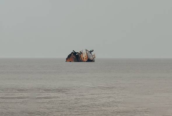 Ship capsizes in Sarawak: Captain rescued, two still missing | Astro Awani