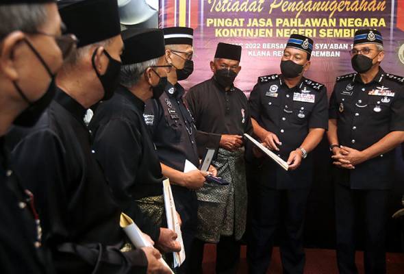 45,402 anggota, pesara PDRM terima pingat PJPN | Astro Awani