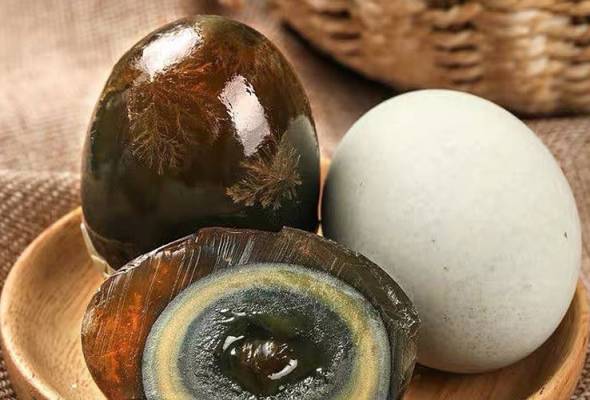 Uniknya telur abad atau telur padi... Ada yang suka makan hidangan ini ...