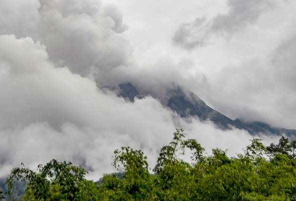 Gunung Merapi Indonesia meletus, ratusan penduduk dipindahkan | Astro Awani