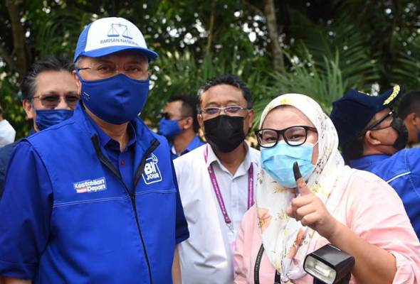 PM views voting process in Johor state election | AWANI International