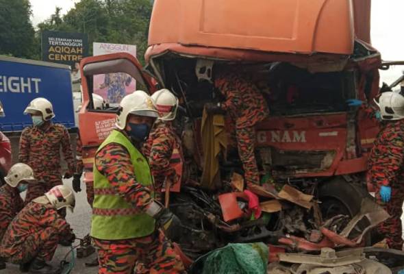 Pemandu maut dalam kemalangan dua treler di Lebuhraya PLUS | Astro Awani