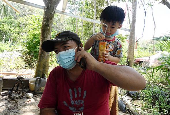 Ulad tidak lagi gantung telefon atas tiang buluh dapatkan internet ...