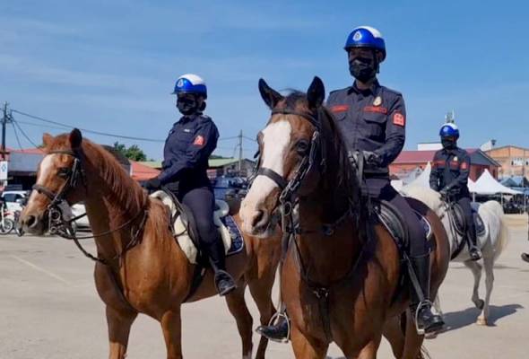 Unit berkuda PDRM mulakan tugas di sempadan Kelantan hari ini | Astro Awani