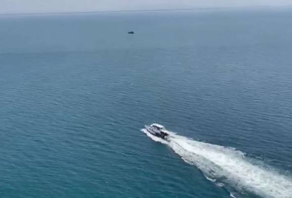 Radius pencarian tekong bot nelayan hilang diperluas | Astro Awani