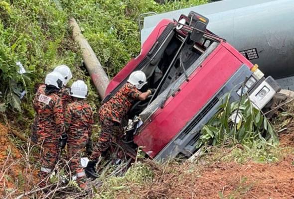 Lori tangki petrol terbabas, pemandu warga emas maut | Astro Awani