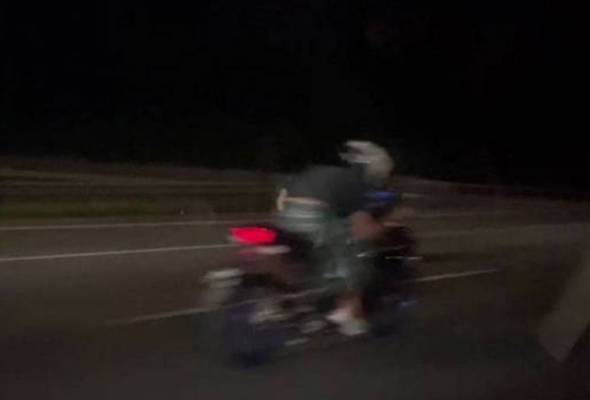 'Merempit' pakai kain pelikat | Astro Awani