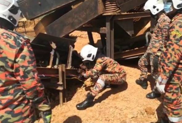 Tangan putus tersepit mesin pemecah batu | Astro Awani