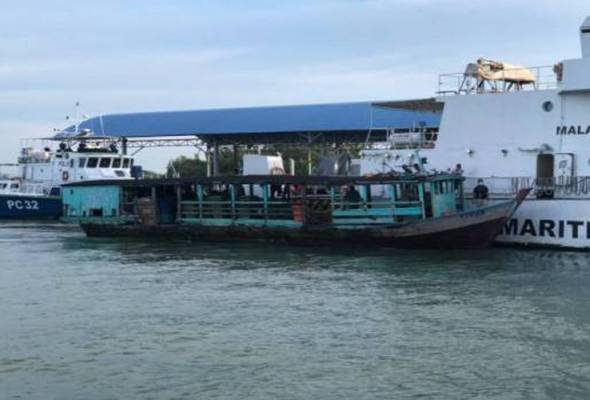 Tekong, kru bot penumpang diberkas | Astro Awani