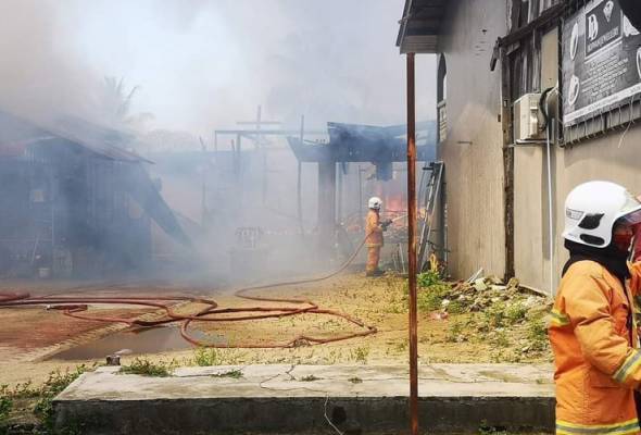 Lima rumah musnah dalam kebakaran di Tumpat | Astro Awani