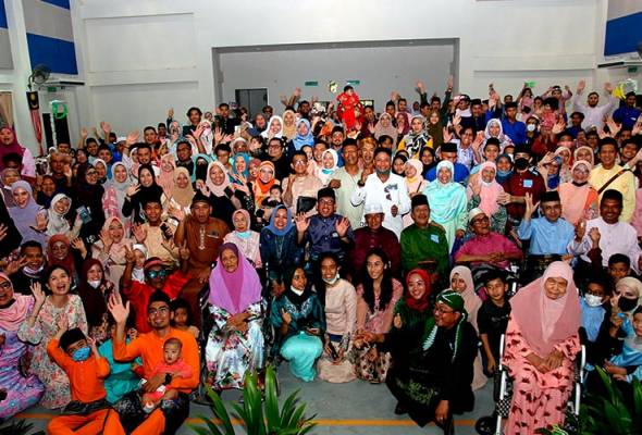 Enam generasi Dukut Maharajo dan Halijah Awang berhimpun | Astro Awani