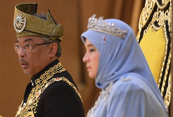Agong, Permaisuri berkenan berangkat ke Majlis Anugerah Sastera Negara ...