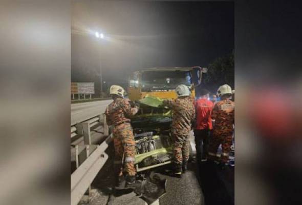 Pemandu lori hilangkan diri selepas rempuh dua kenderaan | Astro Awani