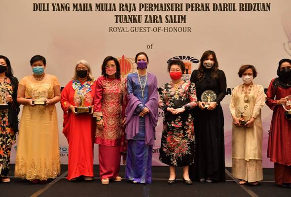 Enam terima Anugerah Pemimpin Wanita Tan Sri Datuk Napsiah Omar | Astro ...