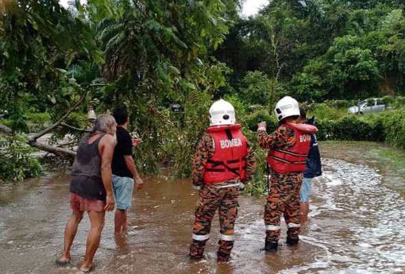 Firemen rescue 60 visitors stranded at waterfall in Melaka | AWANI ...
