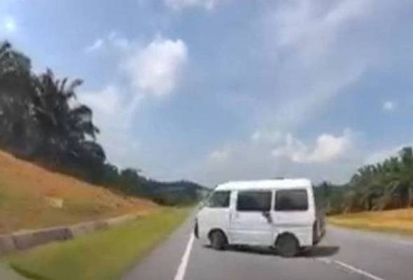 Tular buat pusingan U haram di SDE, pemandu tiada lesen memandu | Astro ...