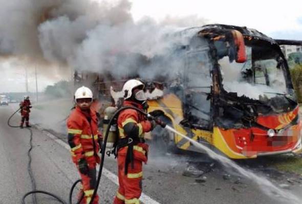 Bas persiaran terbakar di lebuh raya | Astro Awani