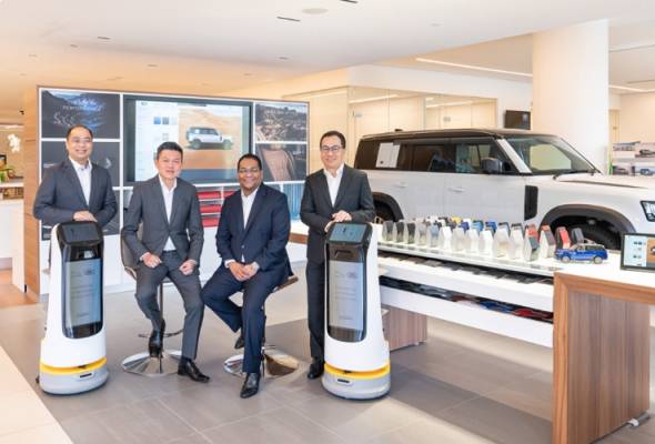 Dua pembantu robot hidupkan bilik pameran serba baharu Jaguar Land ...