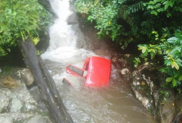 Pemandu keliru keadaan jalan, kereta terjunam dalam sungai | Astro Awani