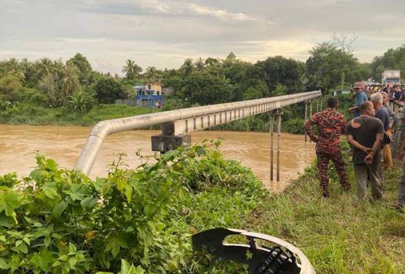 Kereta terjunam dalam sungai | Astro Awani