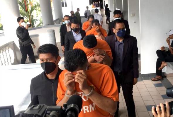 Bekal barangan terlarang di lokap, empat anggota polis direman | Astro ...