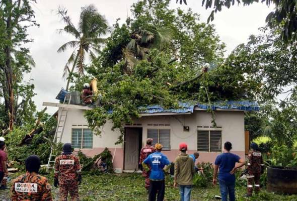 50 rumah rosak dilanda ribut di Perlis | Astro Awani