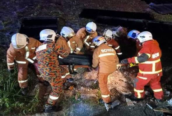 Satu maut, empat parah lori rempuh belakang treler | Astro Awani Satu maut, empat parah lori rempuh belakang treler | Astro Awani