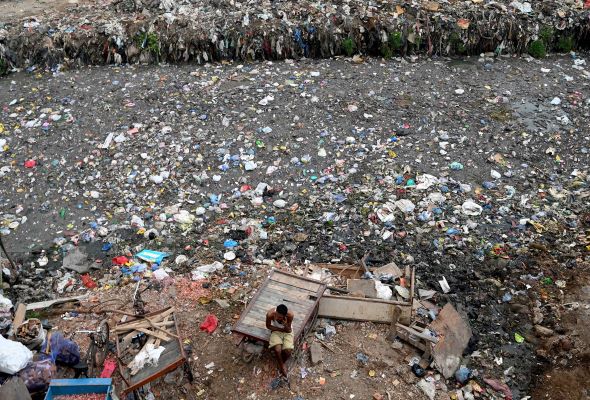 India bans many single-use plastics to tackle waste | AWANI International