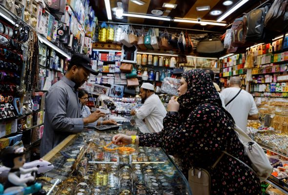 Mecca's merchants relieved as foreign pilgrims return to haj | Astro Awani
