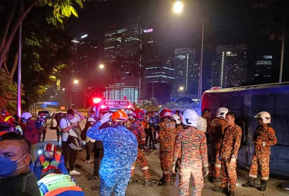 Bas ekspres dua tingkat bawa 25 penumpang terbalik | Astro Awani