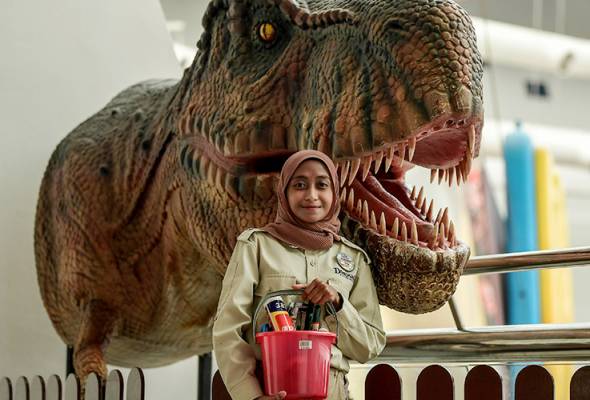 Nur Syahirah's gigantic task of stitching 'wounded' dinosaurs | Astro Awani