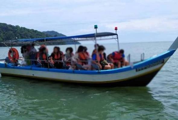 Dua bot pelancong tiada lesen, insurans tamat tempoh ditahan | Astro Awani