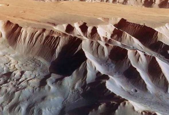 Gambar cerun curam dirakam Mars Express di Marikh | Astro Awani