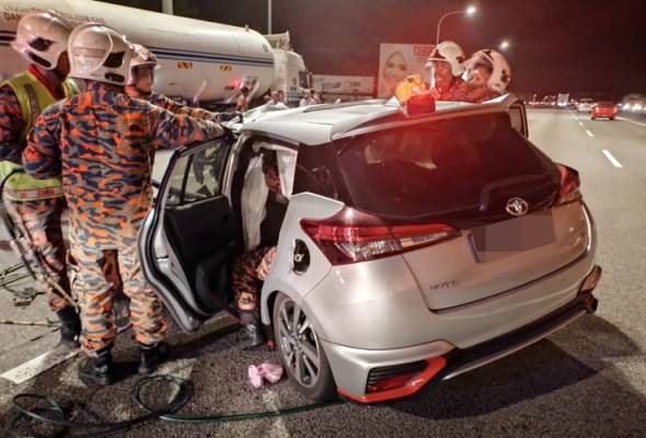 Kereta rempuh lori tangki LPG, dua nyaris maut | Astro Awani