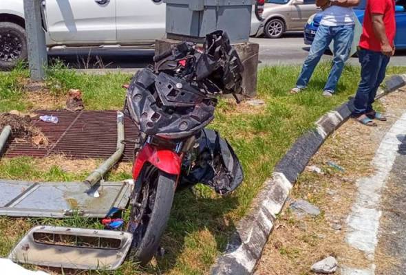 Mekanik maut motosikal dirempuh trak pikap | Astro Awani