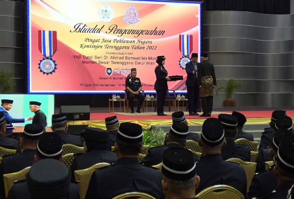 668 anggota, pesara polis terima Pingat Jasa Pahlawan Negara | Astro Awani