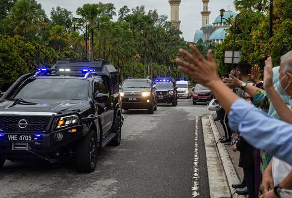 Najib arrives at court for 1MDB audit report trial | AWANI International