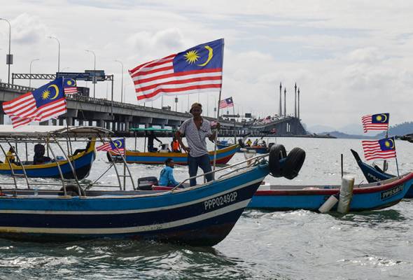 Nelayan berarak di laut semarakkan Hari Kebangsaan | Astro Awani