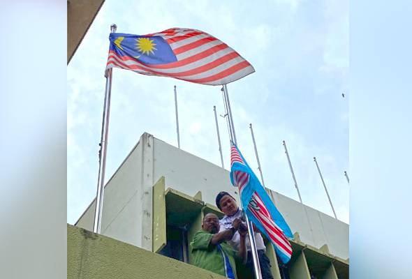 Mengenang Samy Vellu: Bendera MIC dikibar separuh tiang | Astro Awani
