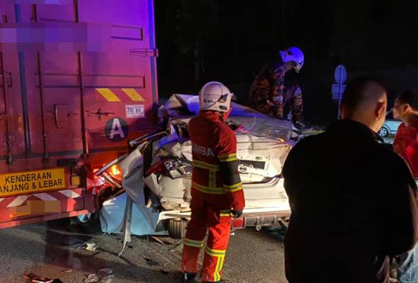 Wanita cedera tersepit, kereta rempuh belakang treler | Astro Awani