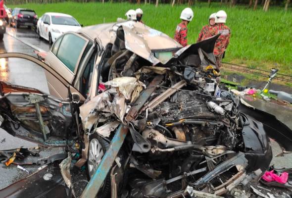 Empat sekeluarga maut nahas empat kenderaan | Astro Awani