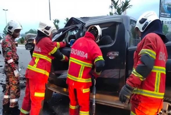 Wanita parah pacuan empat roda rempuh lori sampah | Astro Awani