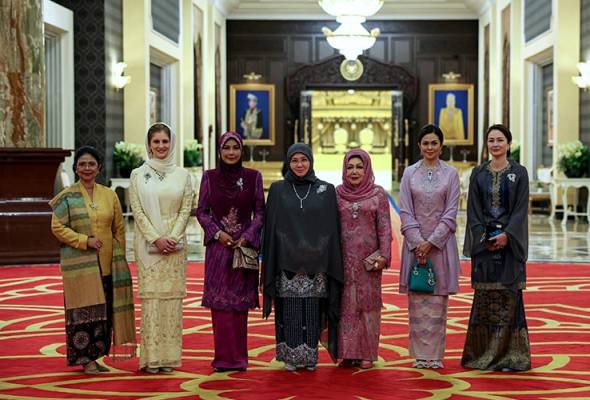 Raja Permaisuri Agong berangkat ke Santapan Malam Simposium Tekstil ...