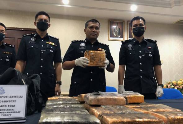 Dua beranak, sepupu dicekup bersama 21 ketul ganja mampat | Astro Awani