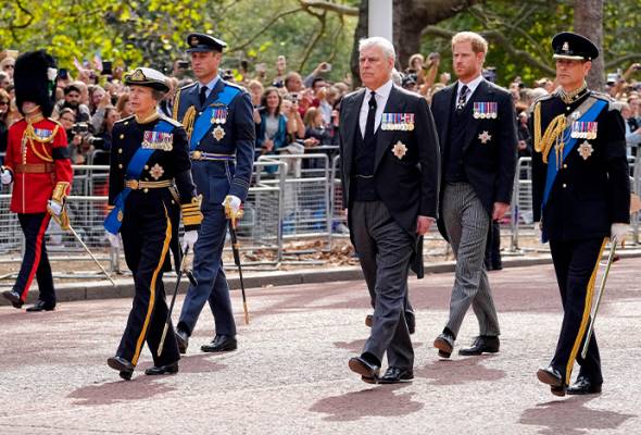 Kemangkatan Ratu Elizabeth II: William, Harry beriringan ke Westminster ...