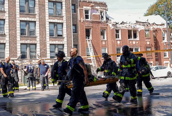 Lapan cedera akibat letupan tingkat atas pangsapuri | Astro Awani